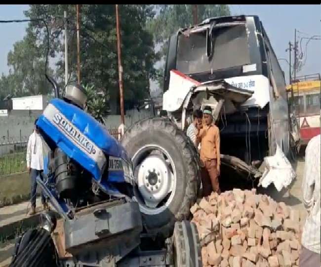 Road Accident in Rampur : दिल्ली-लखनऊ हाईवे पर ट्रैक्टर ट्राली में घुसी रोडवेज बस, एक की मौत ...