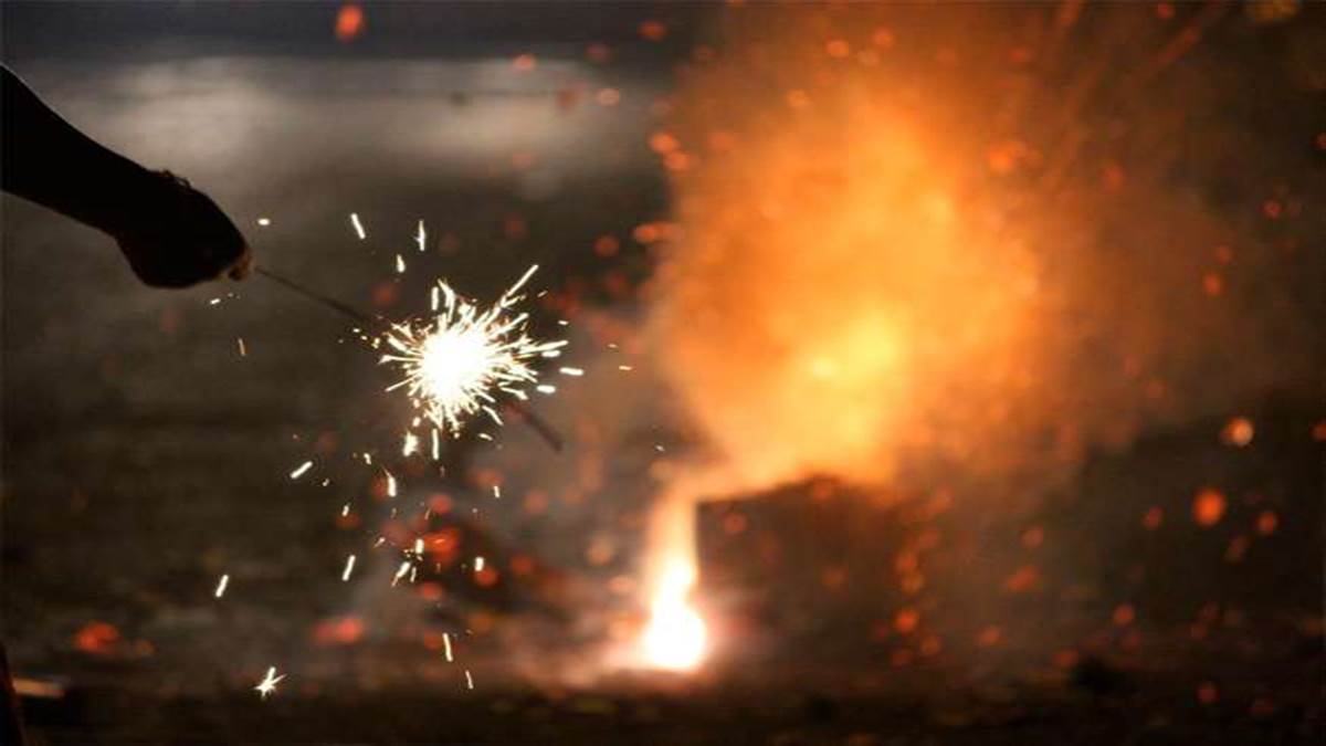 MP News: 10 साल के बच्चे ने स्टील गिलास में रस्सी बम फोड़ा, गले में लगा ...