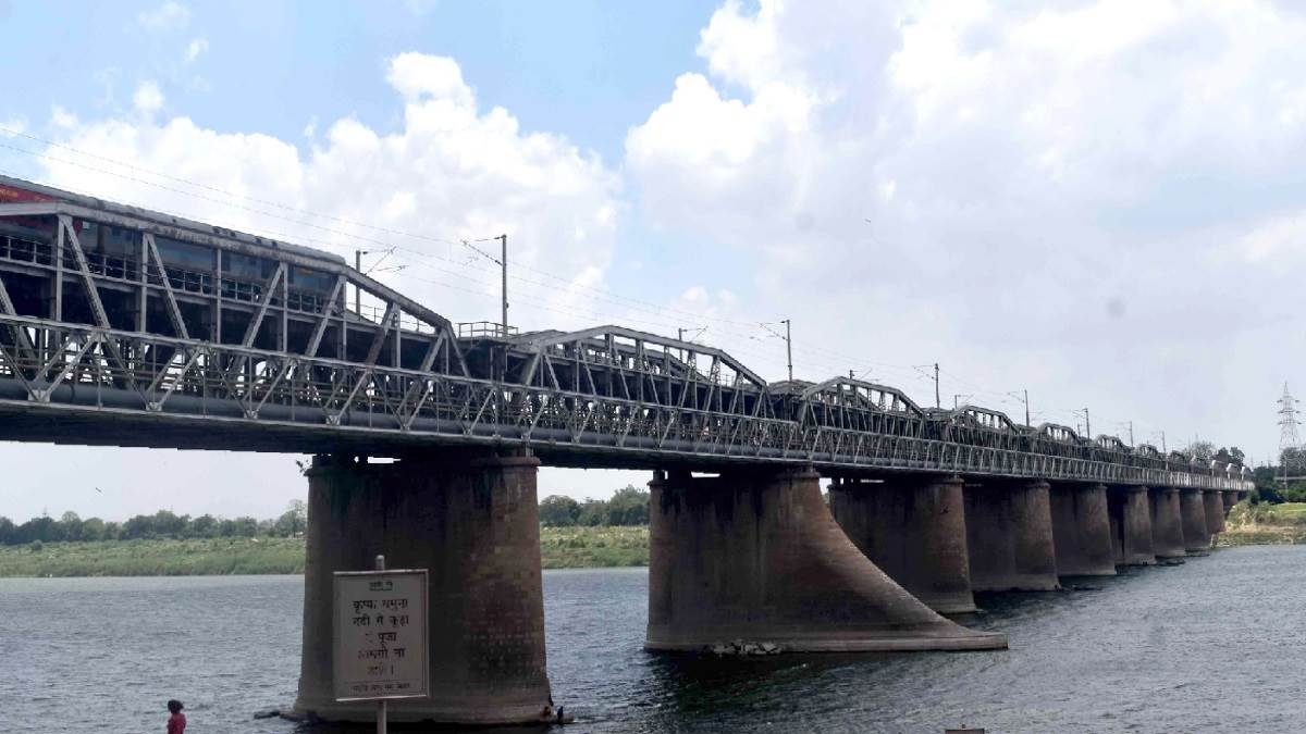 Prayagraj News: अंग्रेजों के जमाने का यमुना पुल महाकुंभ 2025 में रंगीन ...