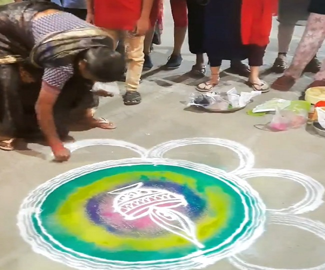 Viral Video: तीन मिनट में इस महिला ने बना दी खूबसूरत रंगोली, तारीफ करते ...