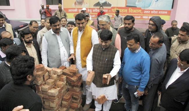 सीएमओ आफिस में कच्ची ईंट के इस्तेमाल पर खफा प्रभारी मंत्री - Minister ...