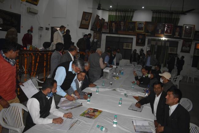 मेरठ बार चुनाव में महावीर त्यागी पैनल को बढ़त - Mahavir Tyagi panel ...