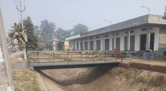 रजवाहे पर धड़ाधड़ बन रहे अवैध पुल, विभाग खामोश - Illegal bridges being ...