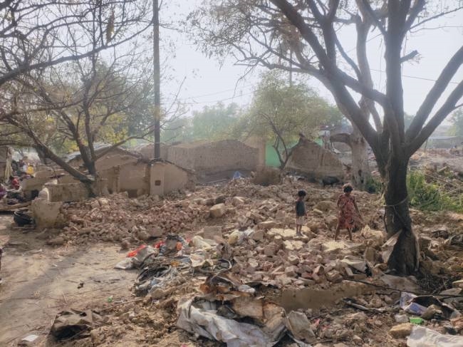 रेलवे की जमीन पर बने झुग्गी-झोपड़ियों पर चला बुलडोजर, सैकड़ों बेघर ...