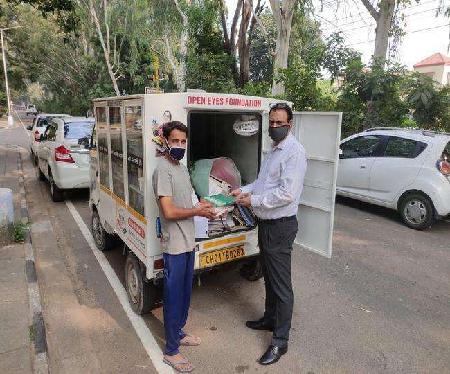 चंडीगढ़ में सरकारी स्कूल के बच्चों को बांटे डिजिटल राइटिंग पैड व स्कूल ...