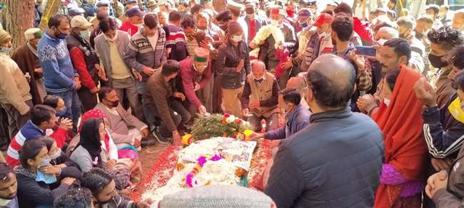 राजगढ़ में राजकीय व सैन्य सम्मान के साथ किया शहीद का अंतिम संस्कार ...