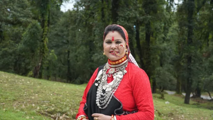 पत‍ि ने द‍िया साथ तो बढ़ा हौसला, गायिका हेमा नेगी पहाड़ी संस्कृति को दे ...