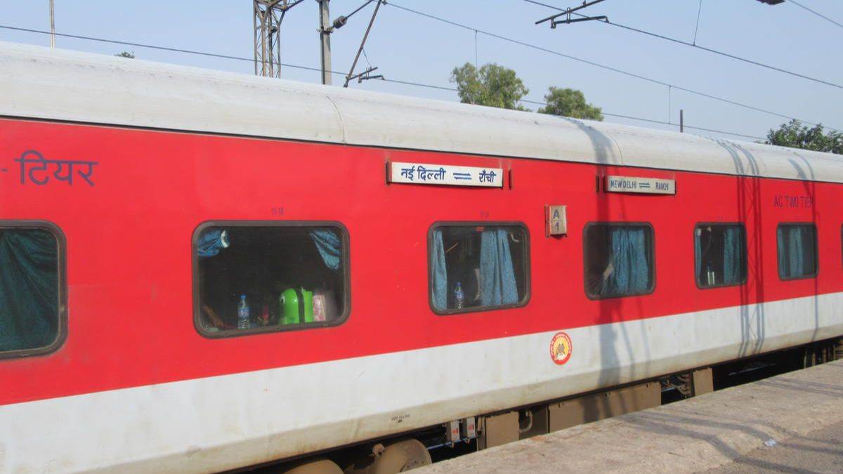 राजधानी एक्सप्रेस ट्रेन के यात्री को मिठाई में मिला काकरोच, रेल ...