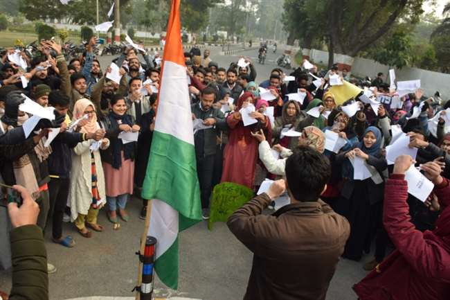 एएमयू में नागरिकता संशोधन कानून की प्रतियां फाड़ीं, बांसुरी बजाई ...