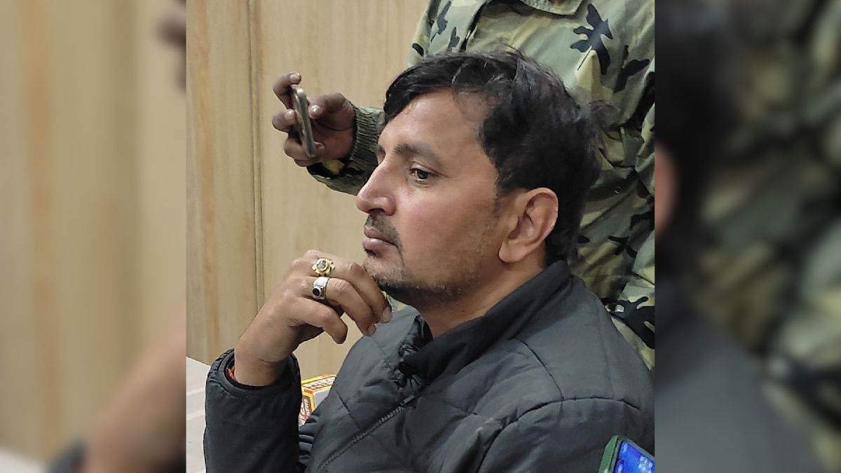 UP News: तहसीलदार के चेंबर में वकीलों ने लेखपाल को पीटा, रातभर तैनात ...