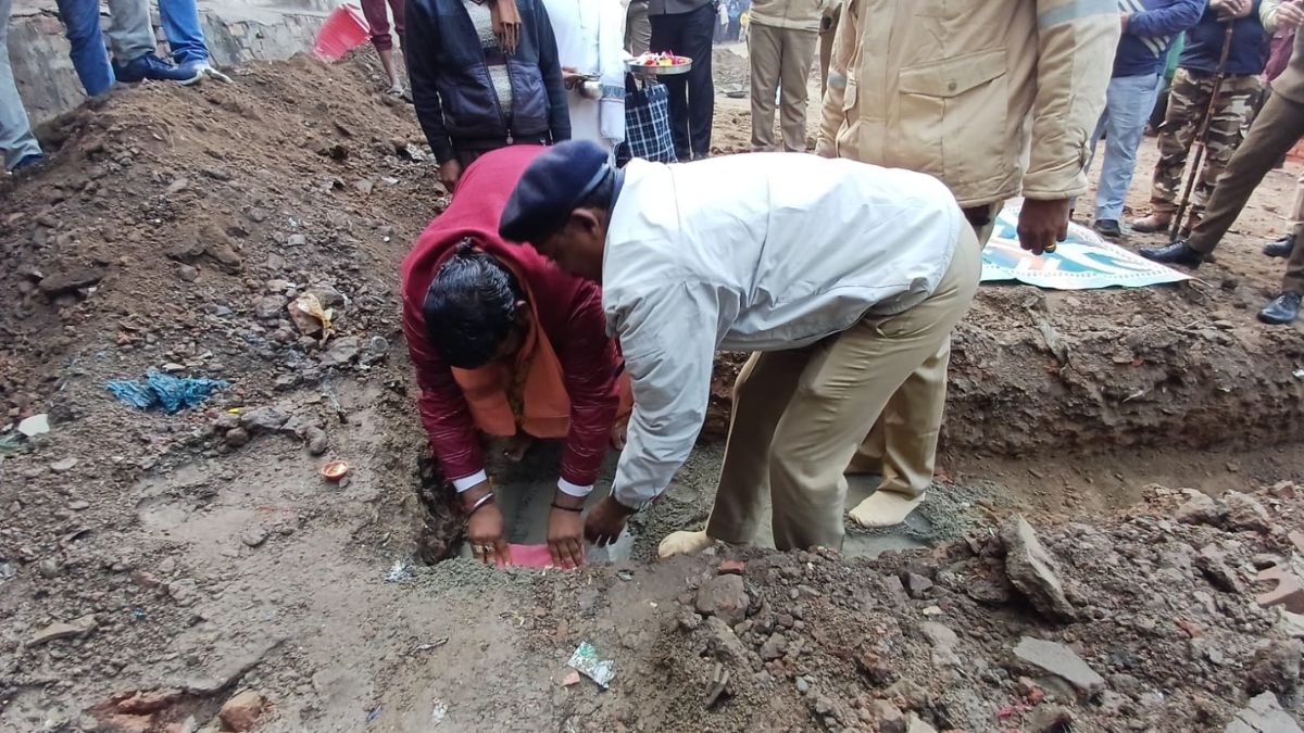 संभल की शाही जामा मस्जिद के सामने वैदिक-मंत्रोच्चार के साथ पुलिस चौकी ...