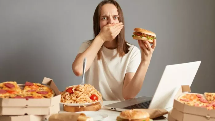 सर्दियों में न चाहकर भी बढ़ जाती है Overeating, तो इन टिप्स से करें ...