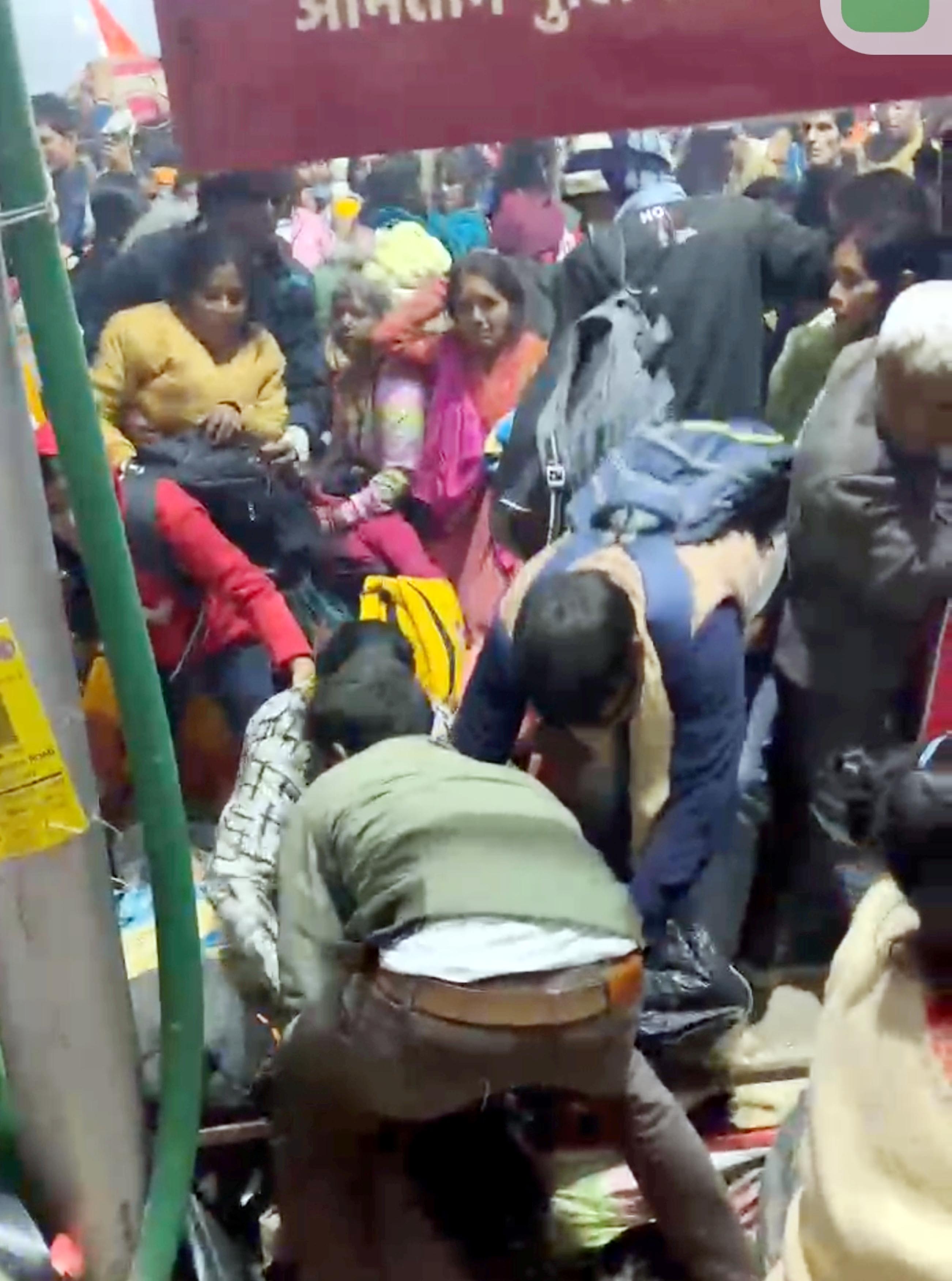 Mahakumbh Stampede: भगदड़ के बीच गोहाना के 5 दोस्त बने 'मसीहा', बचाई कई ...