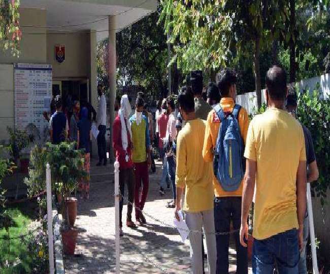 Curfew in Chandigarh : नियमों का उल्लंघन करने पर एडवोकेट और दुकानदार के ...