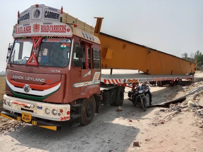 ट्रेलर फंसने से रामजानकी मार्ग पांच घंटे जाम - Trailer stuck next to ...