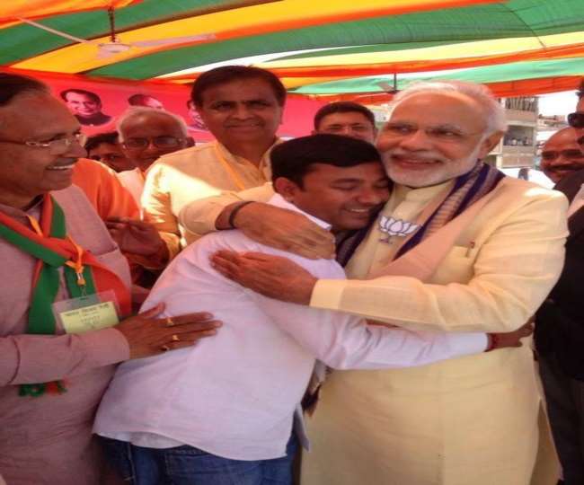 प्रधानमंत्री नरेन्‍द्र मोदी का एक रूप ये भी, खुद बनाकर रसोइए को खिलाए ...