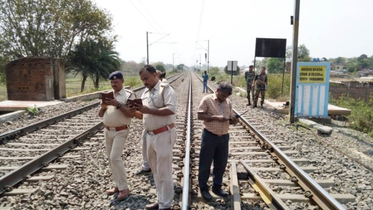 Deoghar: घर से काम की तलाश में निकले दो युवकों का शव पटरी पर मिला, एक ...