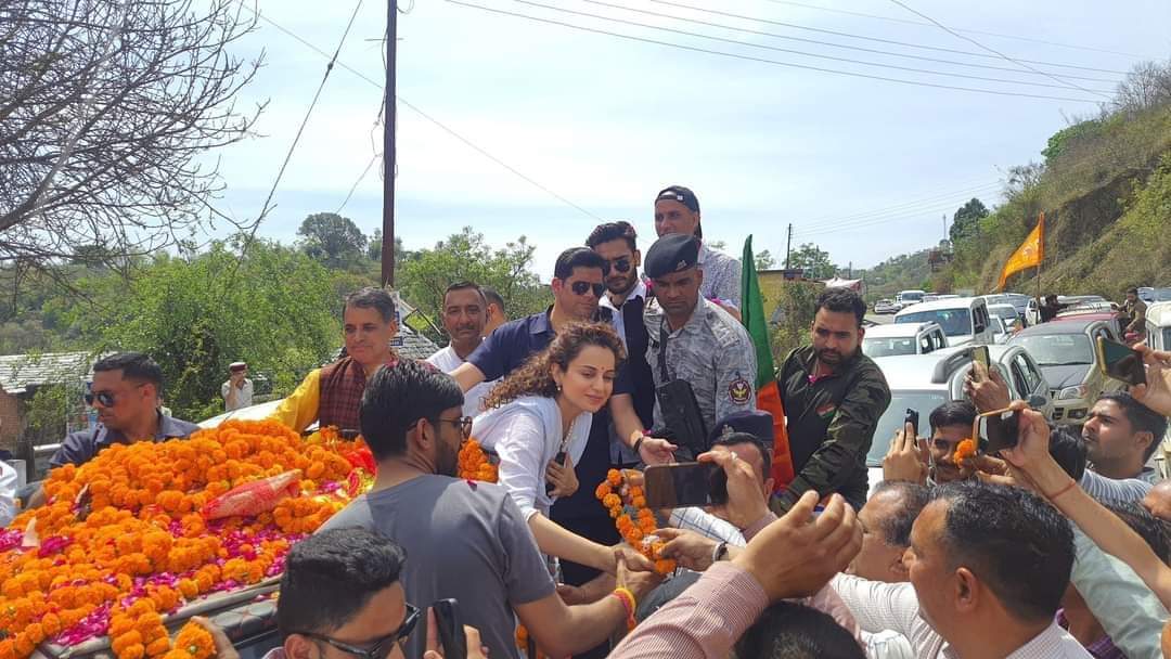 Photo Gallery: मंडी में बीजेपी प्रत्‍याशी कंगना रनोट का रोड शो देखने ...