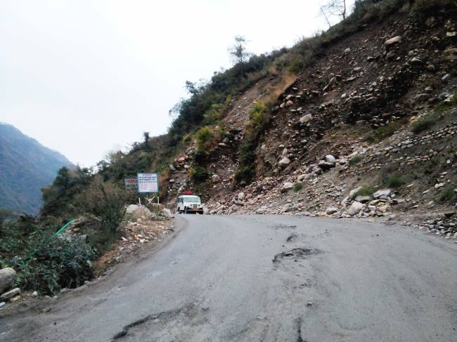 गौचर व कर्णप्रयाग के बीच हाईवे की स्थिति खस्ताहाल