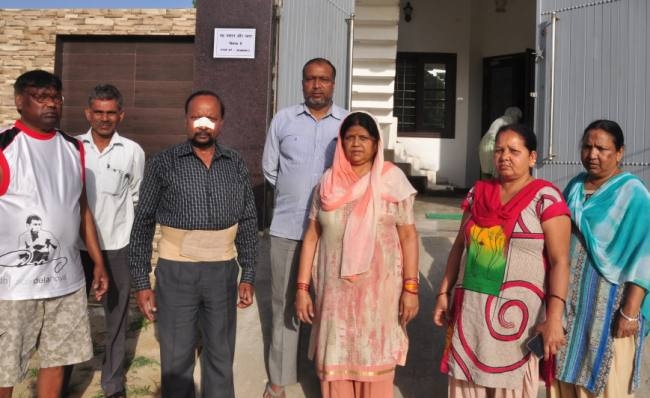 यह मकान बिकाऊ है पलायन की दी चेतावनी