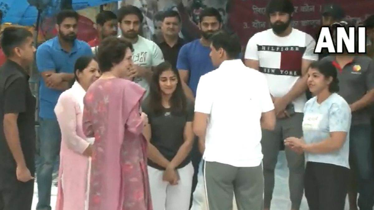 Wrestlers Protest: धरने पर बैठे पहलवानों से मिलीं प्रियंका गांधी, बोलीं ...