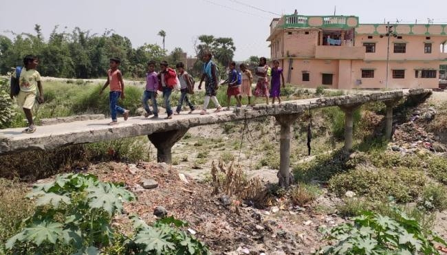 जान हथेली पर रख नहर पुल से पार करते हैं स्कूली बच्चे - dozens of ...