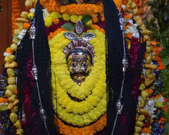 Varanasi में भक्तों ने बाबा बटुक भैरव को लगाया कोल्ड ड्रिंक का भोग ताकि गर्मी में हो आराम In