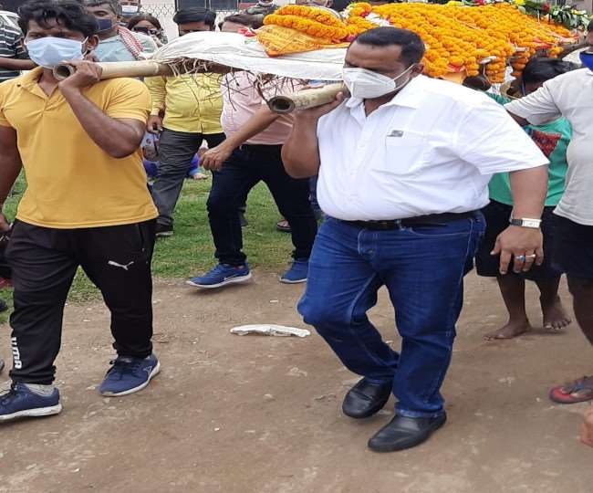 Jharkhand: मंत्री बन्ना गुप्ता ने निभाया दोस्ती का फर्ज, बचपन के दोस्त ...