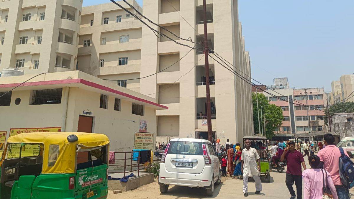 Deoria News: महर्षि देवरहा बाबा मेडिकल कॉलेज के तीसरी मंजिल से मरीज ने ...