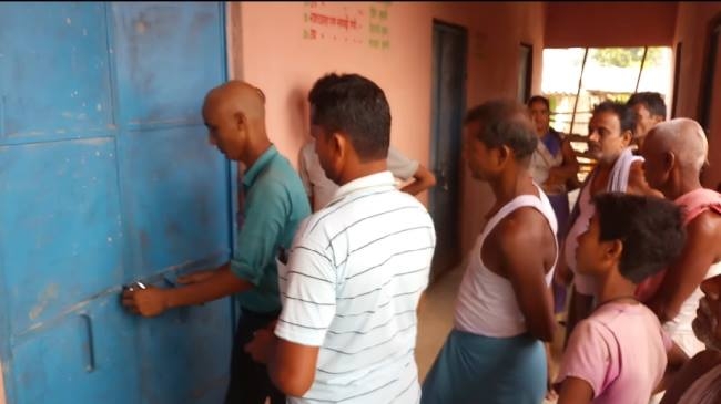 फर्जी शिक्षकों योगदान के खिलाफ ग्रामीणों ने विद्यालय में जड़ा ताला ...