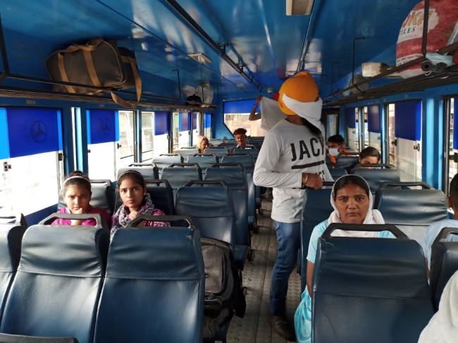 बस स्टैंड पर यात्री कम उल्लंघन ज्यादा कोरोना को न्योता - Bus stand at ...