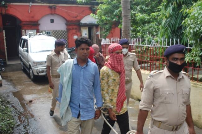 बबरगंज में चार बदमाश हथियार-बम के साथ गिरफ्तार - बबरगंज में चार बदमाश ...