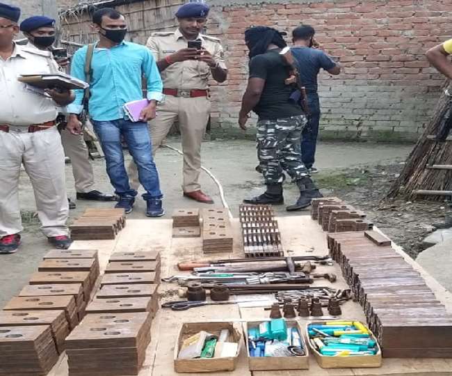 बिहार वैशाली में बड़ी अवैध गन फैक्ट्री का खुलासा हथियारों का जखीरा देख ...