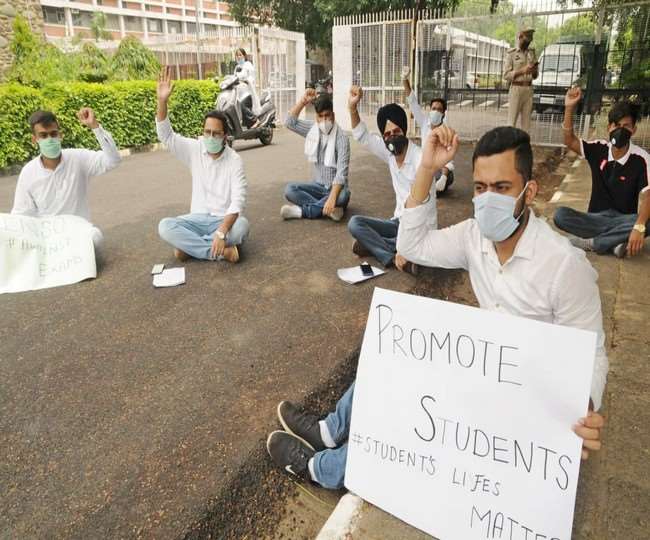 PU वीसी ऑफिस के बाहर INSO का धरना, कहा- रद हो परीक्षा, छात्रों को किया ...