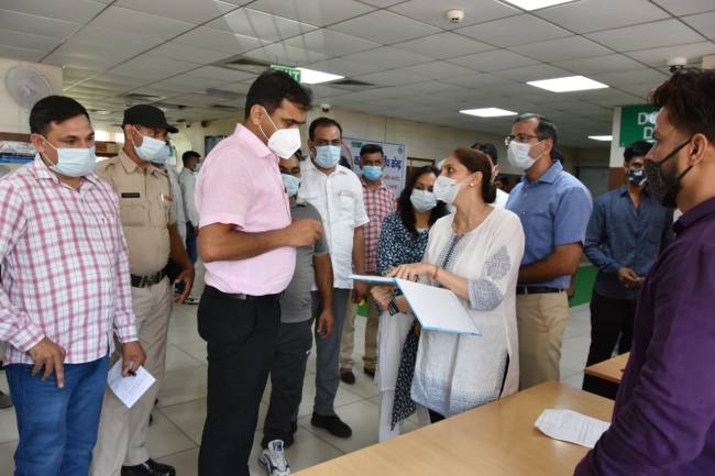 अब सरल केंद्र में आने वाले लोगों को किया जाएगा वैक्सीनेट बगैर मास्क ...