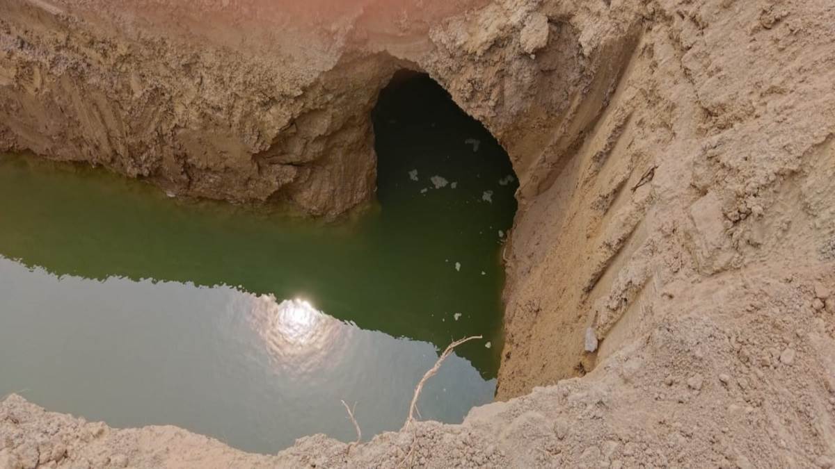 अरे यह क्या! ये तो सुरंग है.... प्रयागराज में खोदाई के दौरान सुरंग देख ...