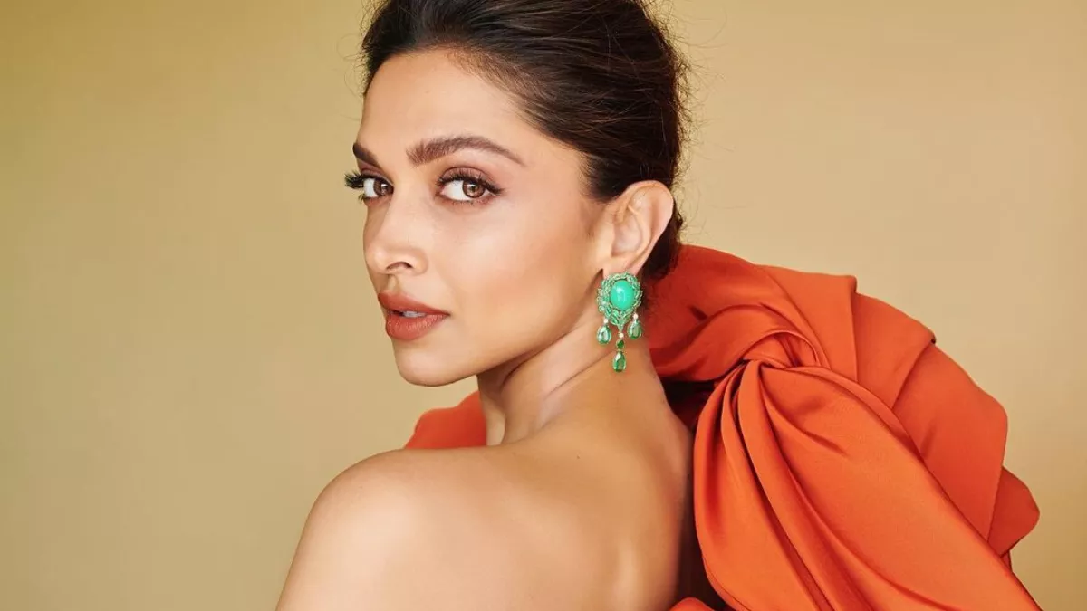 Deepika Padukone ने ओपन नेक ड्रेस पहन सोशल मीडिया पर दिखाया हॉट अंदाज ...