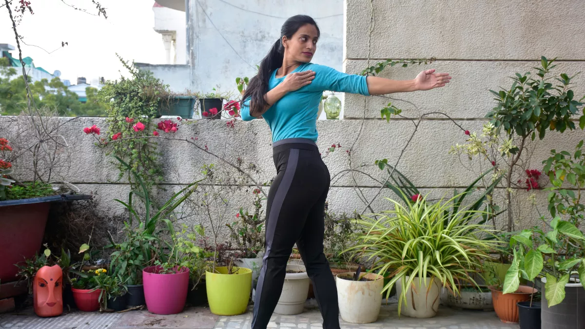 Kati Chakrasana Benefits: गर्दन, कंधों की अकड़न दूर कर कमर को लचीला ... Kati Chakrasana Benefits: गर्दन, कंधों की अकड़न दूर कर कमर को लचीला ...