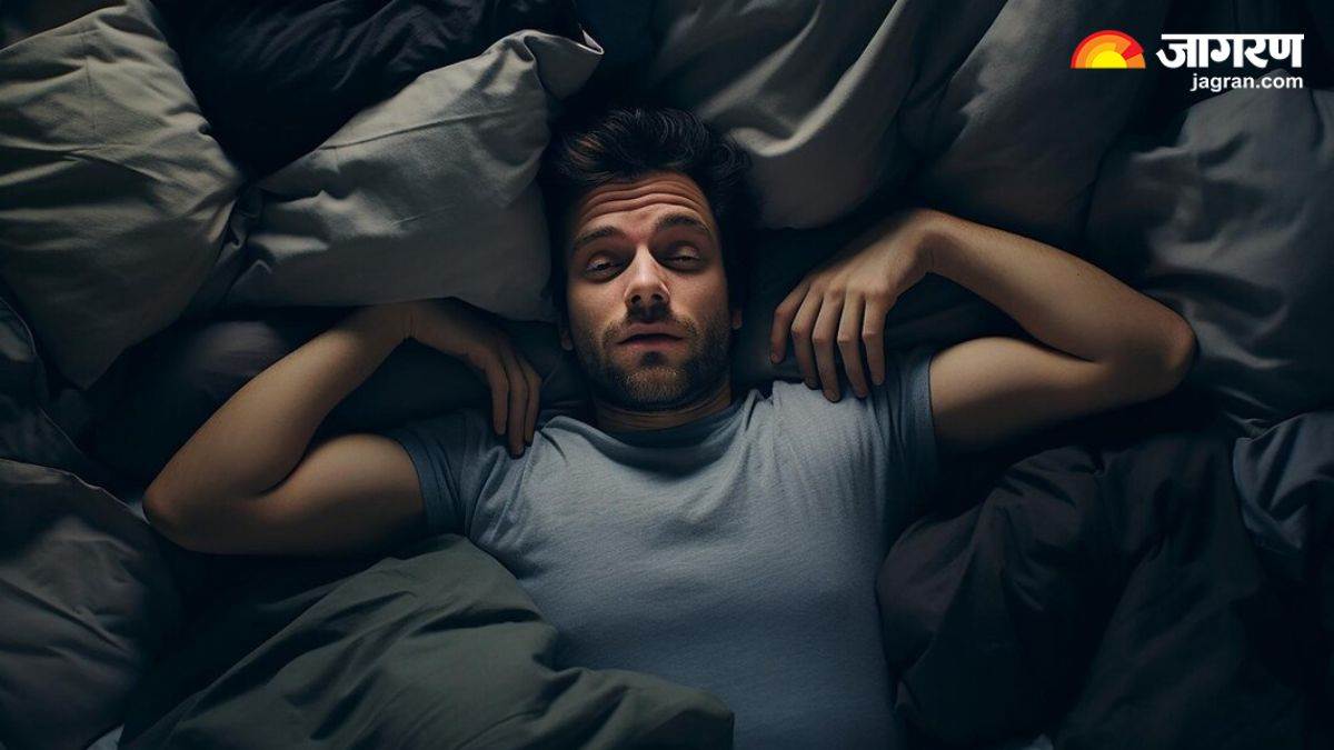 Interrupted Sleep: रातभर बदलते रहते हैं करवटें, बार-बार खुल जाती है ...