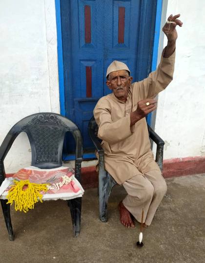 जनेऊ बनाने को सूत कातना लगे पंडित जी - Pandit ji stated making Janeu ...