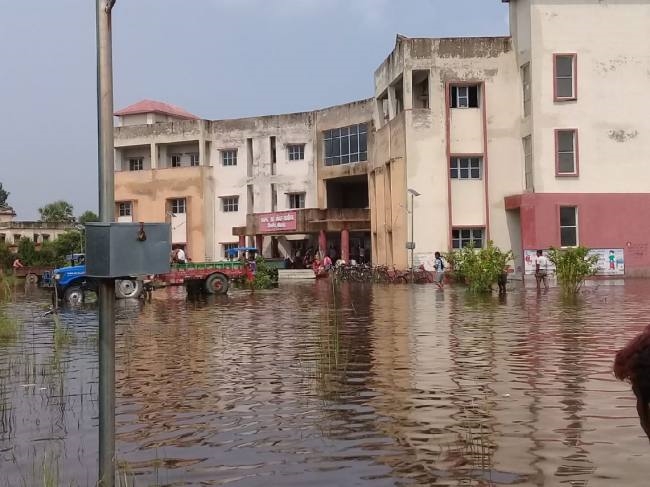 साफियाबाद में घुसा पानी, बाढ़ की स्थित जस की तस - Water enters Safiabad ...