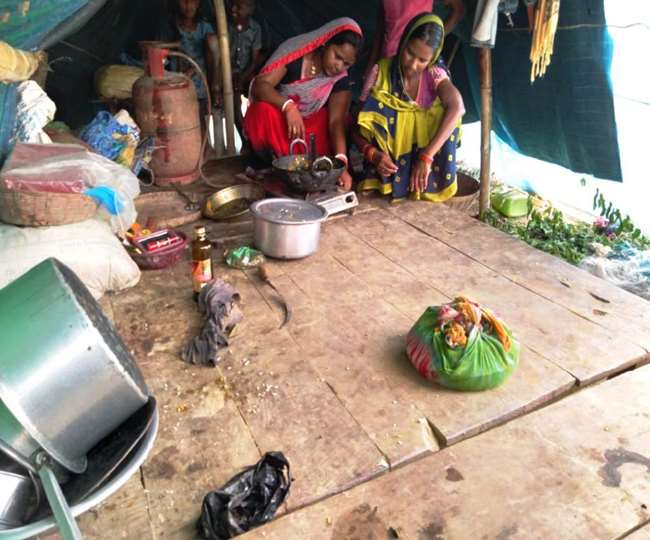 Bihar Flood : जब बाढ़ ने किया घर से बेघर तो प्रशासन ने भी मोड़ लिया ...