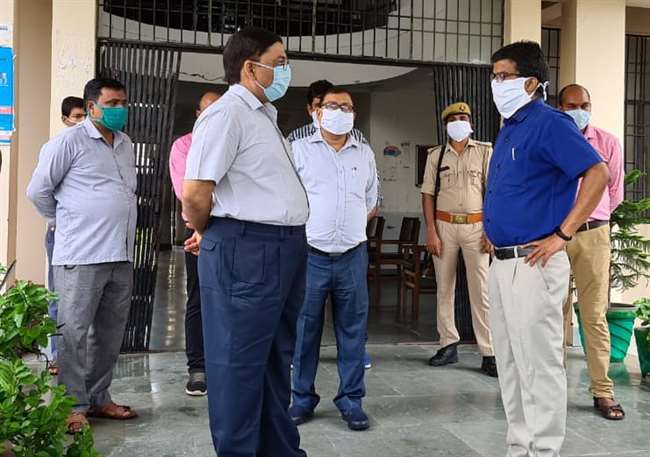 डीएम कौशांबी ने प्राइवेट अस्पतालों में भर्ती मरीजों की जांच के दिए ...