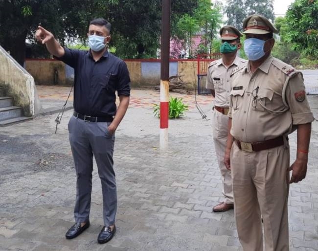 थानों के औचक निरीक्षण को पहुंचे एसपी - SP arrived for surprise ...