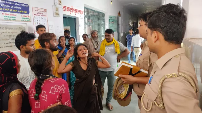 भदोही में ट्यूबवेल की कुंडी में उतरा करेंट, स्नान कर रहे दो किशोरों की ...
