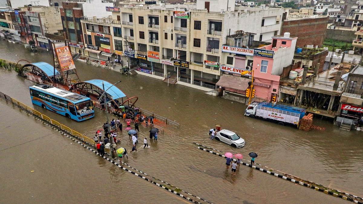 Rainfall In Jaipur: जयपुर में आसमान से बरस रही आफत, कई जगहों पर जलभराव ...
