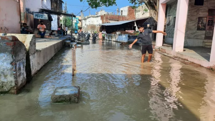 Medium Flood: अनूपशहर में घाट किनारे बने मंदिर बाढ़ के पानी में डूबे ...