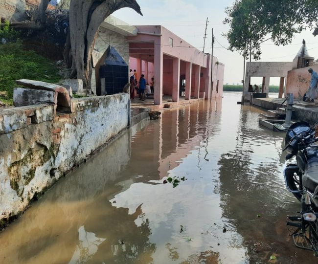 Medium Flood: अनूपशहर में घाट किनारे बने मंदिर बाढ़ के पानी में डूबे ...