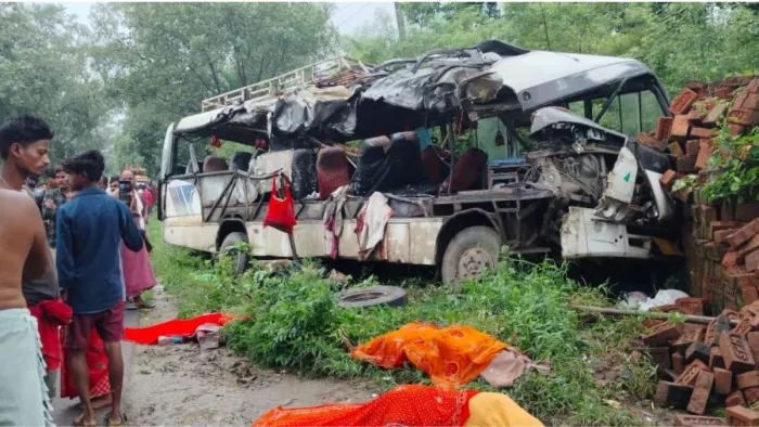 Deoghar Road Accident: देवघर में दो वाहनों की टक्कर में 6 कांवड़ियों की ...