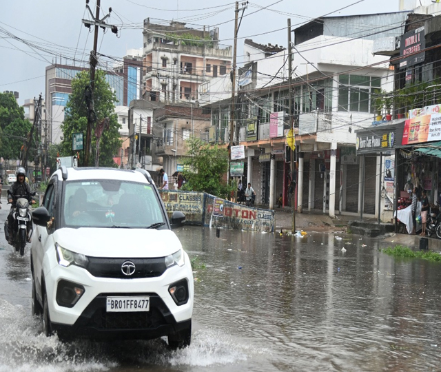 पटना के कई इलाकों में वाटर लॉगिंग से लोग परेशान, सारा काम ठप, सड़कों पर ...